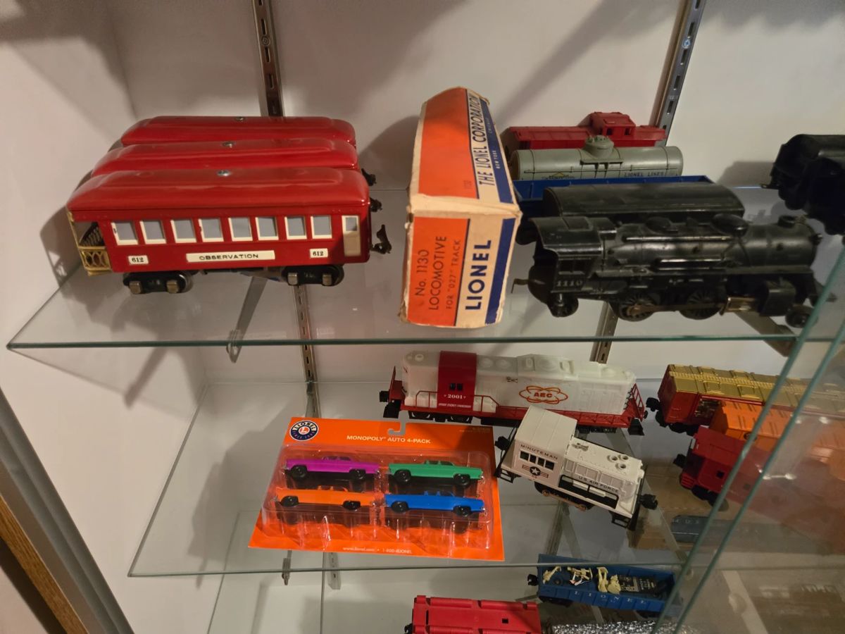 LIONEL TRAINS, VINTAGE CLOTHING, PRIMITIVES,... starts on 5/24/2025