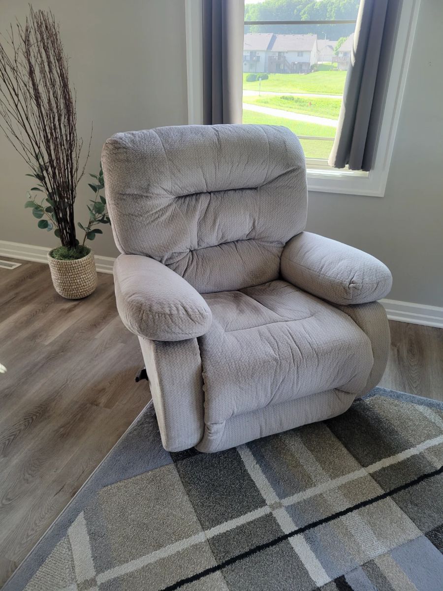 Immaculate clean house furnishings in Freeport, IL starts on 7/25/2025