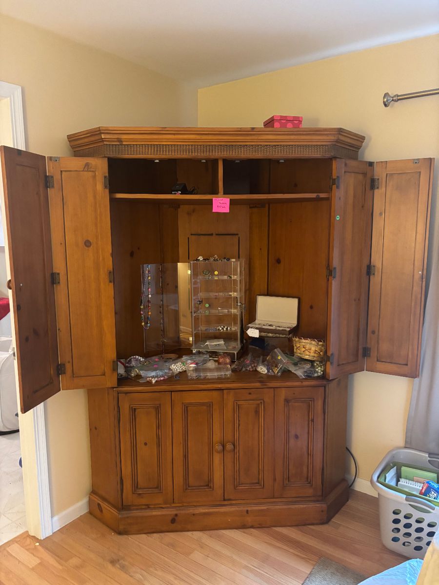 75% OFF! Large Minges Hills Estate Sale -... starts on 7/30/2025