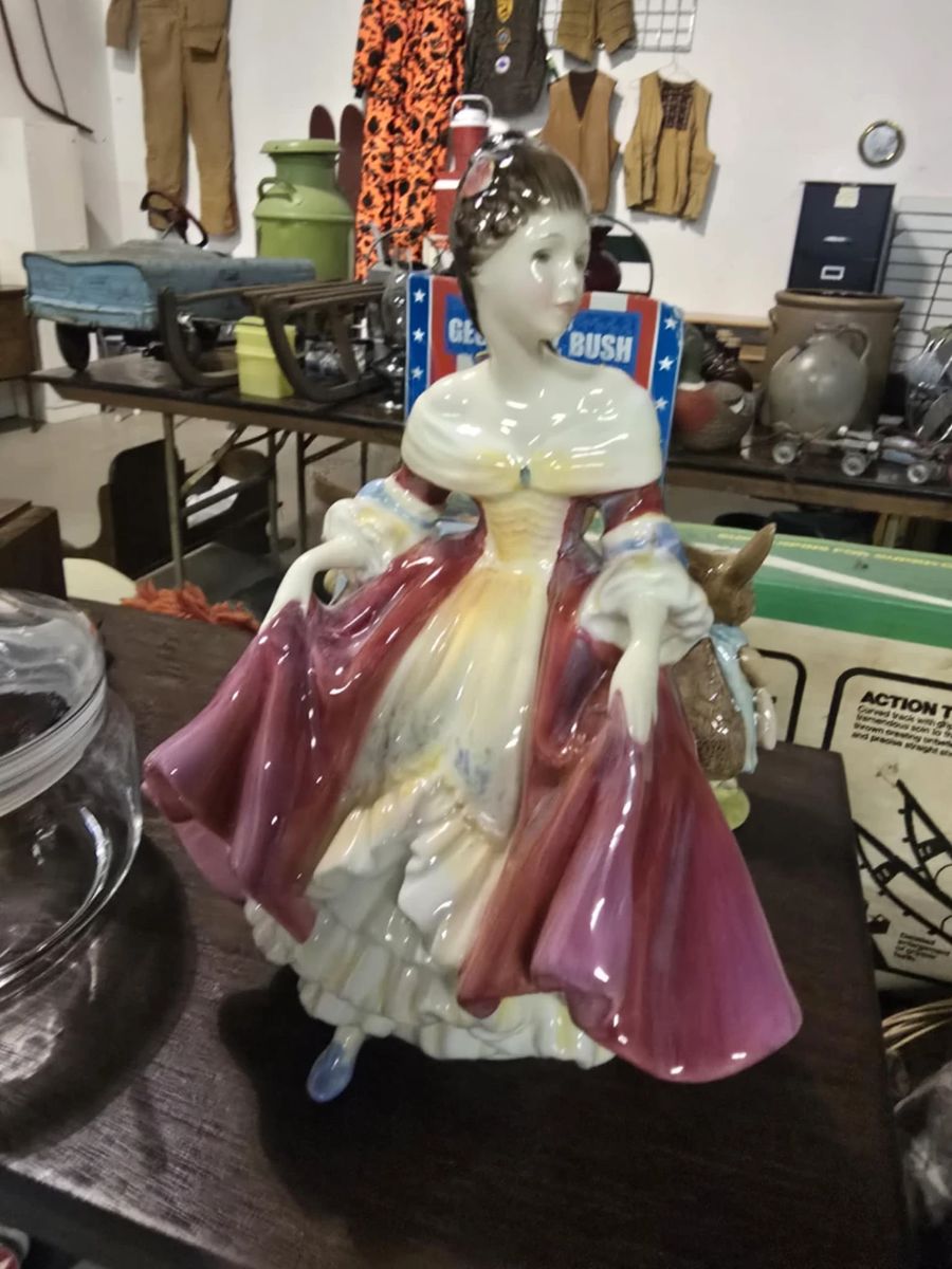 Live Auction Every Monday at the Dort Mall! starts on 8/25/2025