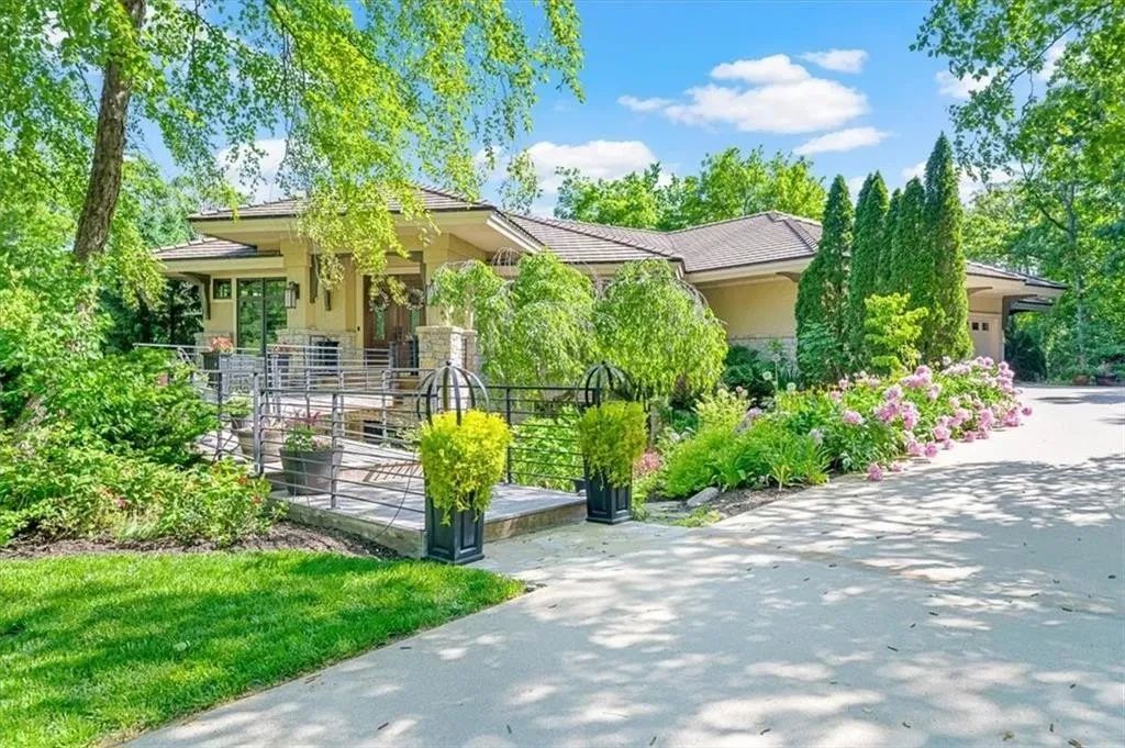 $1.5M Loch Lloyd International Luxe Art &... starts on 10/16/2025