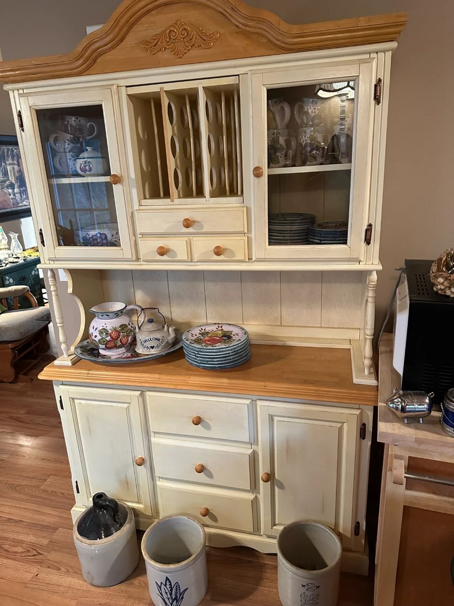 Amazing LeClaire, Iowa Estate Sale - China,... starts on 9/18/2025