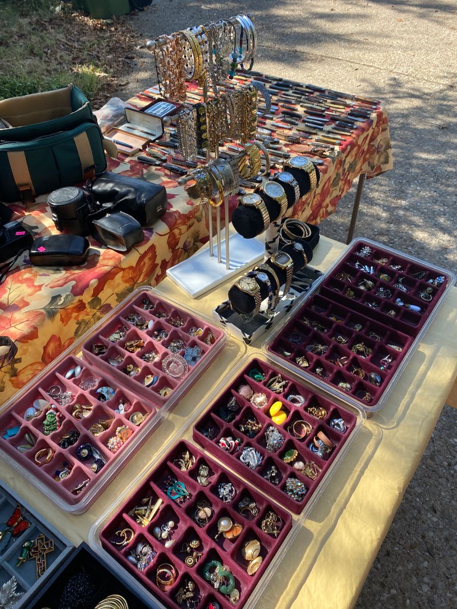 Vintage & Collectables Sale in Hewitt! starts on 10/9/2025