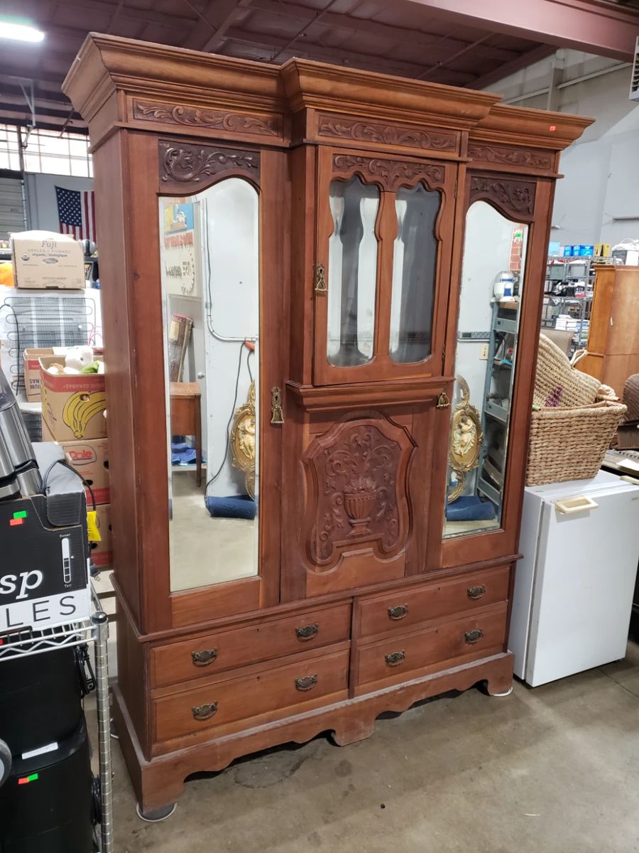 SAS Antiques, Pinball, Invicta Watches Online... starts on 12/17/2025