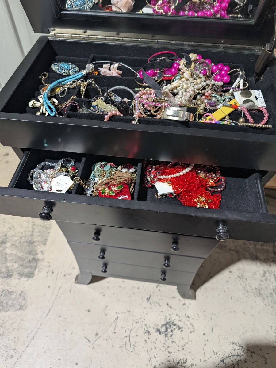 Hometown auction antique and collectibles auction starts on 1/17/2026