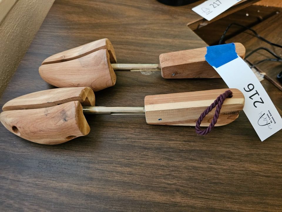 BR 216: Shoe Molds bidding ends 6/25 $5.00 | EstateSales.NET