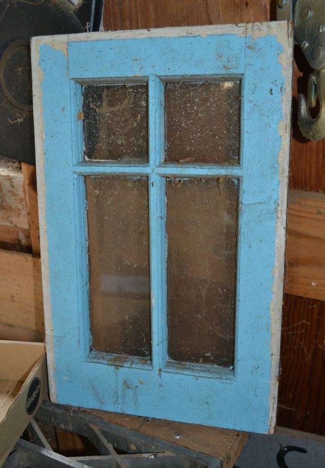 462 - Vintage Window bidding ends 6/21 $5.00 | EstateSales.NET
