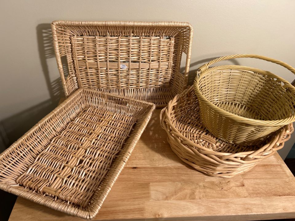 303. Assorted Baskets as shown (Coca Lake Pickup) bidding ends 6/8 $5. ...
