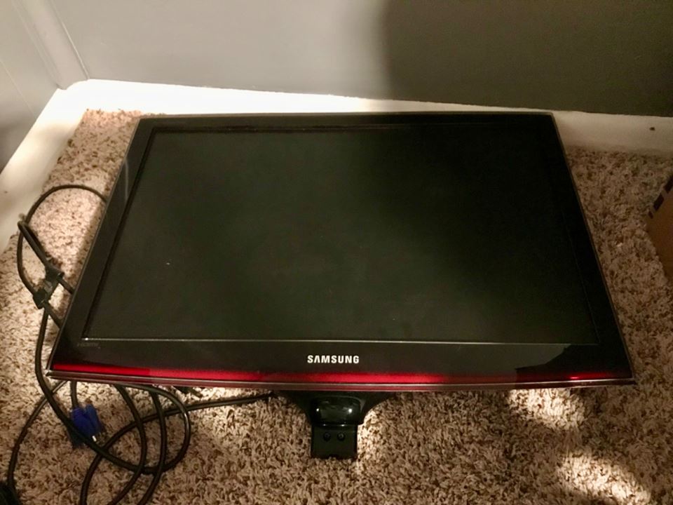 Lot 141 Samsung tv 22”. Flat screen bidding ends 7/15 $40.00 ...