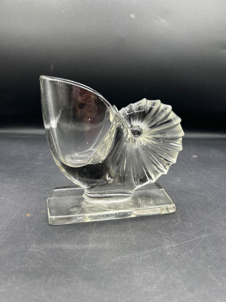 28. Glass Shell Vase 5x6 bidding ends 2/16 $5.00 | EstateSales.NET
