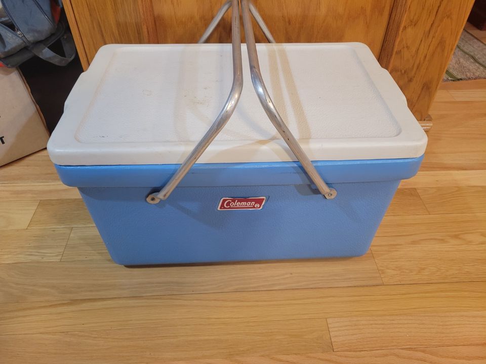 Vintage Coleman Picnic Basket Cooler bidding ends 4/16 $12.00 ...