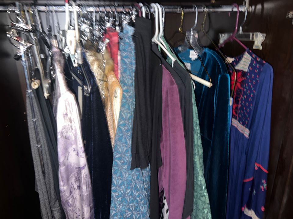 UBR 327: Women’s Clothing bidding ends 3/21 $5.00 | EstateSales.NET