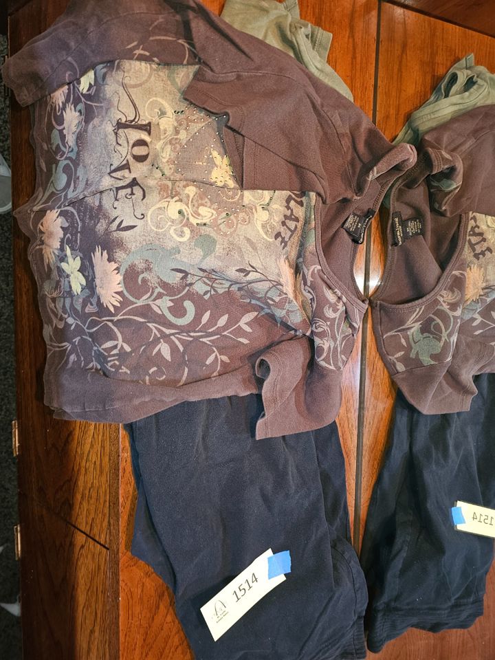 MBR 1514: Womens Clothing bidding ends 2/26 $3.00 | EstateSales.NET