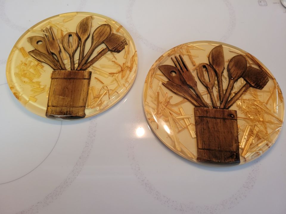2 Acrylic Trivets 8 bidding ends 3/26 $6.00 | EstateSales.NET