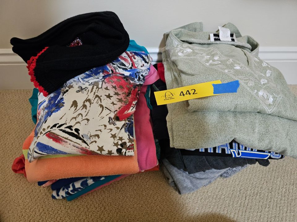 BT 442: Women's Clothing bidding ends 5/29 $3.00 | EstateSales.NET