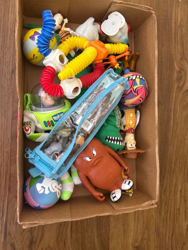 F23 Box of Vintage Toys bidding ends 3/29 $5.00 | EstateSales.NET