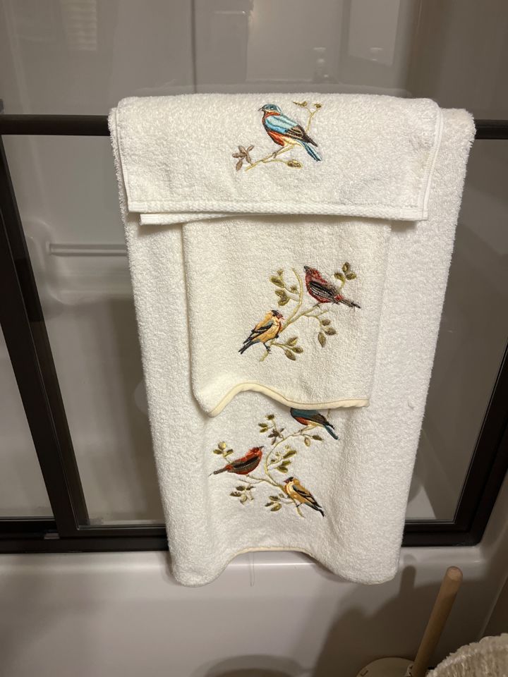 Lot 258 decorative bird towels bidding ends 1/2 $8.00 | EstateSales.NET