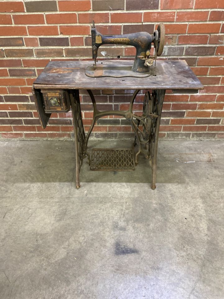 M5 Vintage Singer Sewing Machine with Cast Iron Stand bidding ends 3/15 ...