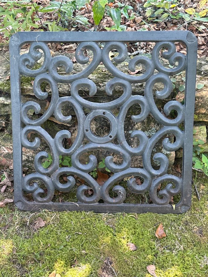 340. HEAVY Metal Decor. 24 X 24 bidding ends 9/24 $5.00 | EstateSales.NET