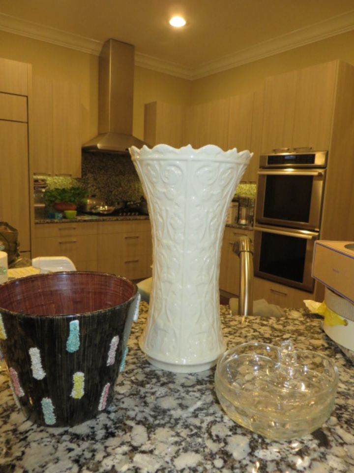 Large Lenox Vase Lot 24 bidding ends 6/9 $10.00 | EstateSales.NET