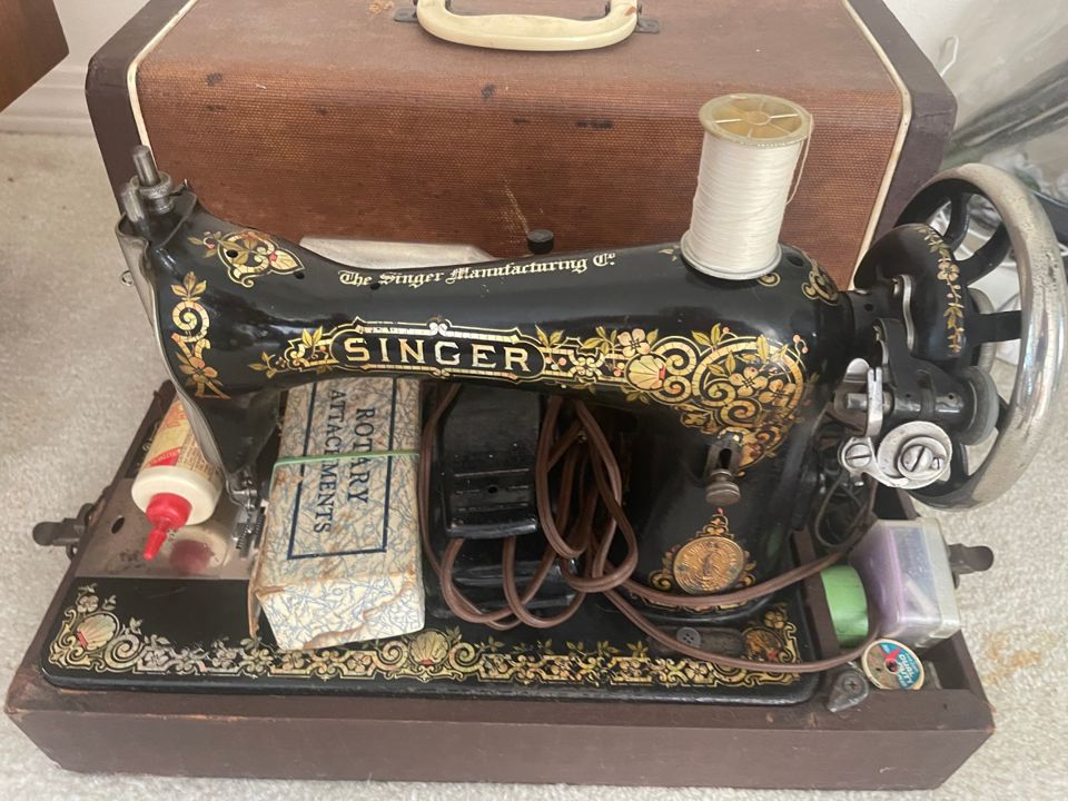 Vintage Singer table top sewing machine with original case bidding ends ...