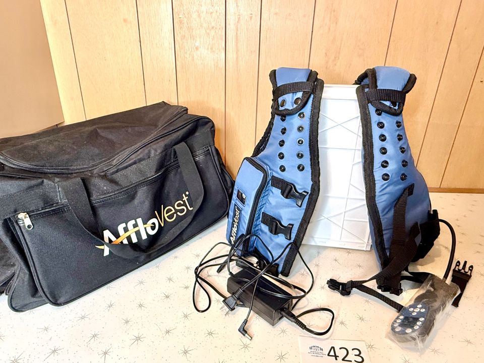 423 Afflo Vest and Tote bidding ends 6/10 $51.00 | EstateSales.NET