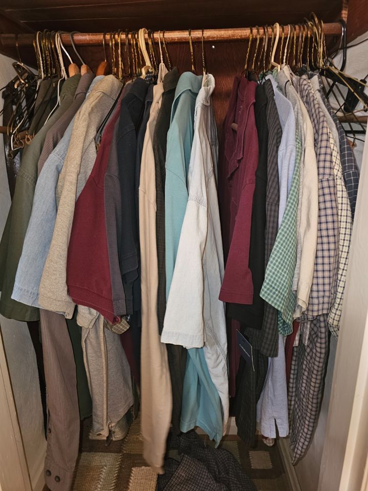 BR 1102: Mens Clothing bidding ends 6/5 $3.00 | EstateSales.NET