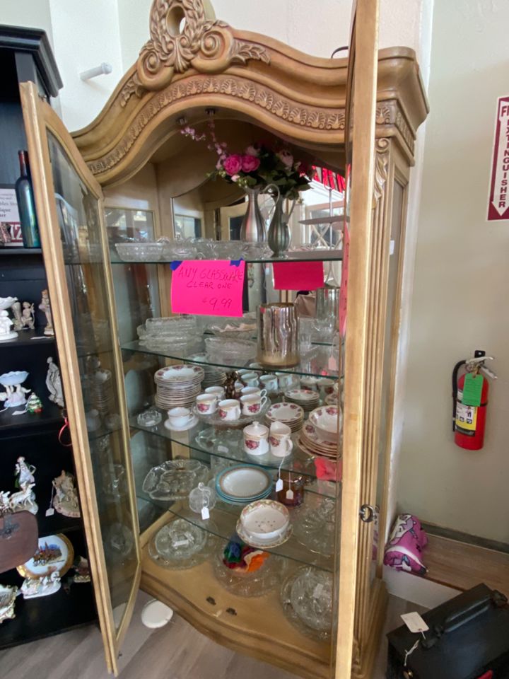 Store Curio Cabinets and more starts on 2/15 | EstateSales.NET