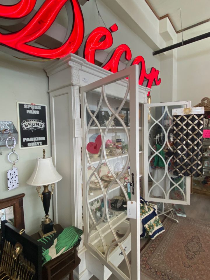 Store Curio Cabinets and more starts on 2/15 | EstateSales.NET