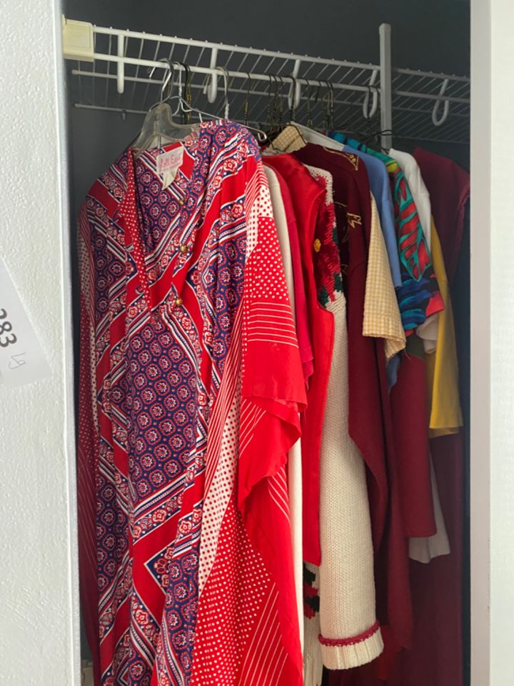 BR 283: Women's Clothing(Large) bidding ends 9/28 $11.00 | EstateSales.NET