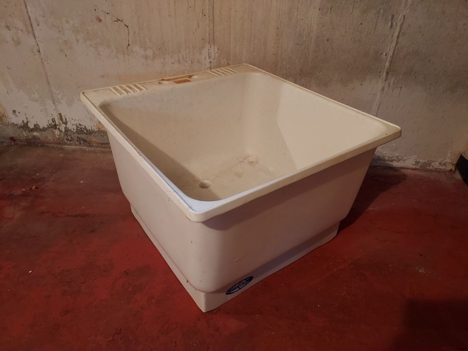 704C5 Elm Utilatub Dry Sink bidding ends 4/13 $10.00 | EstateSales.NET