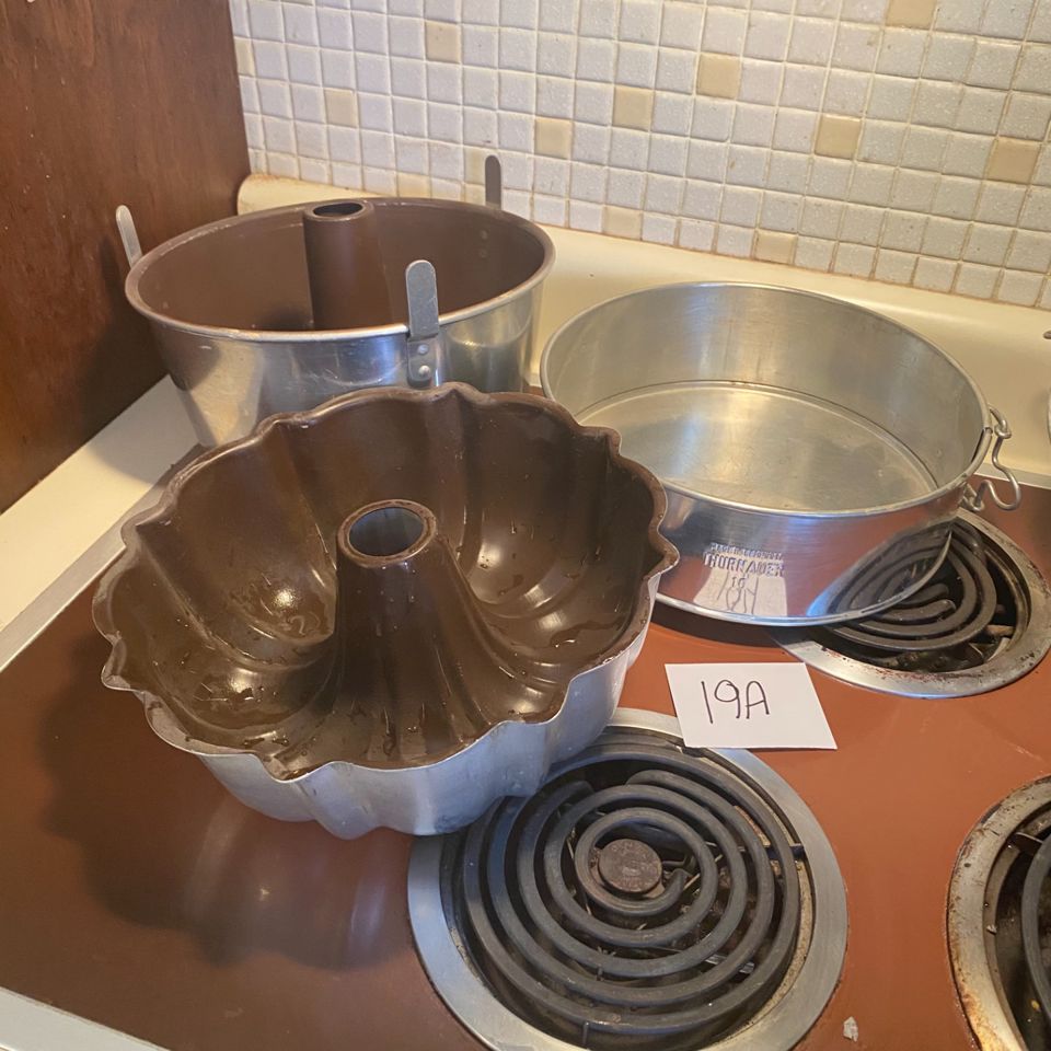 L19A Baking Bundt Pans and 10 Cheese Cake German Thurnauer bidding ends ...