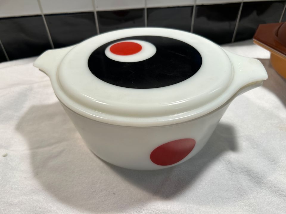 1971 Pyrex Moon Deco 2.5qt casserole (model 475) bidding ends 4/23 $66. ...