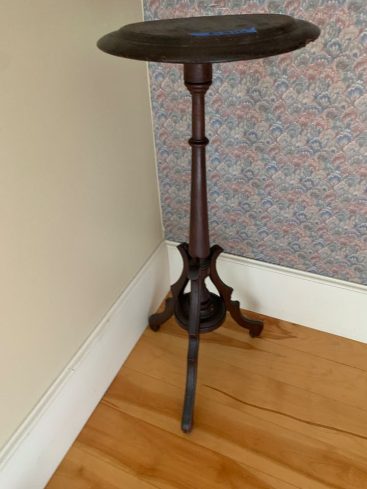 A210 Victorian Candlestand LR bidding ends 9/18 $10.00 | EstateSales.NET