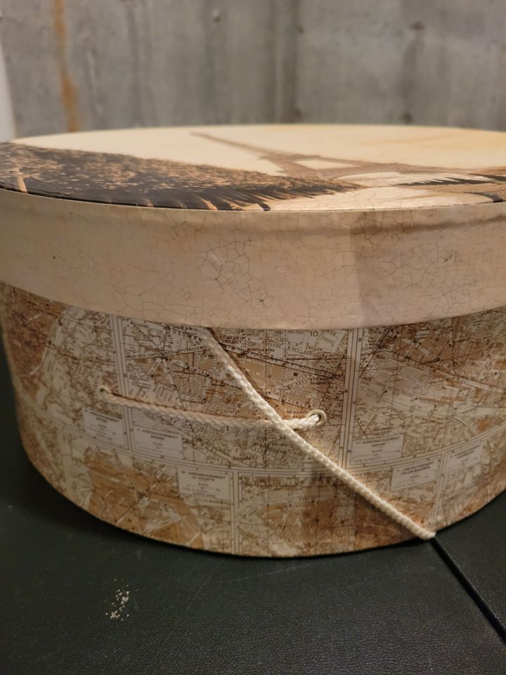 Large Decorative Hatl/Gift Box bidding ends 4/3 $10.00 | EstateSales.NET
