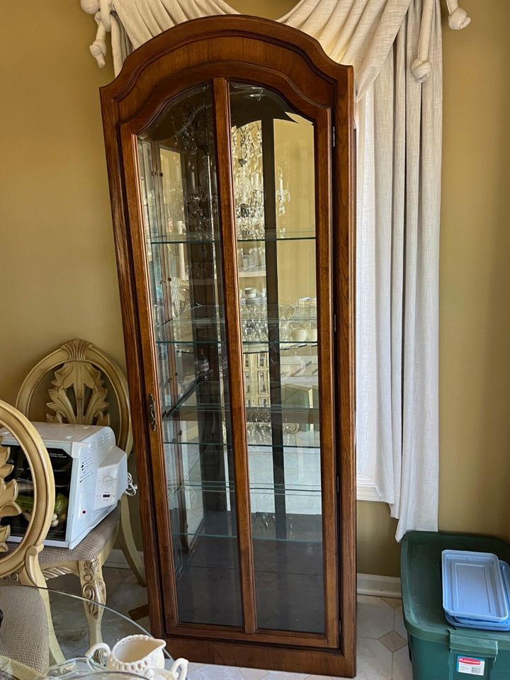 #26 Two Door Curio Cabinet bidding ends 4/19 $1.00 | EstateSales.NET