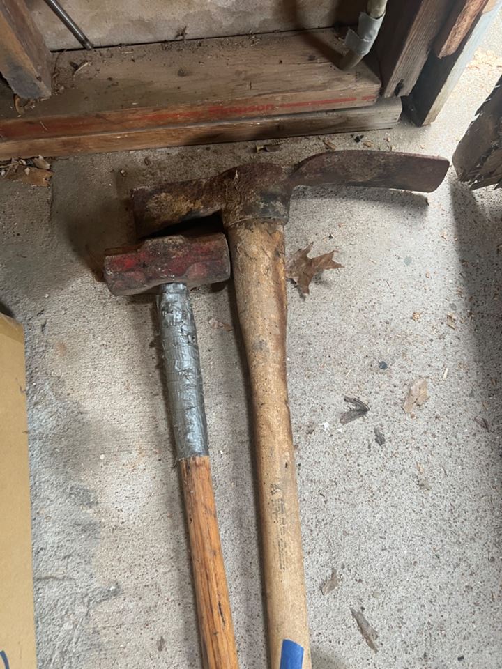 G 211: Sledge Hammer and Pick Axe bidding ends 6/7 $3.00 | EstateSales.NET