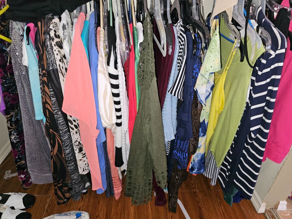MBR 1579: Women's Clothing bidding ends 2/26 $7.00 | EstateSales.NET
