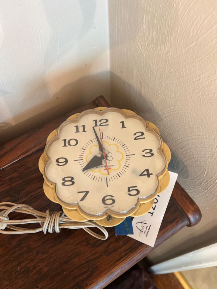 DR 1207: Vintage GE Clock bidding ends 6/5 $3.00 | EstateSales.NET