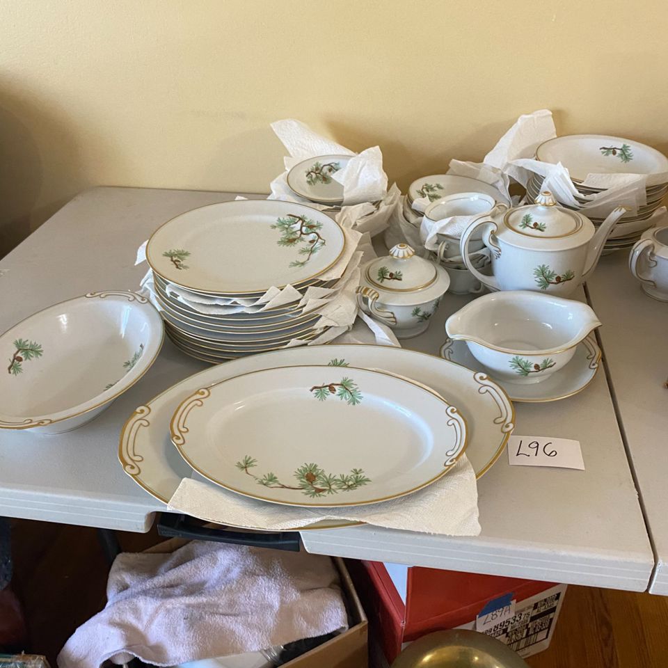 L96A Craftsman China Pioneers 1940's Huge Full Service for 12 C bidding ...