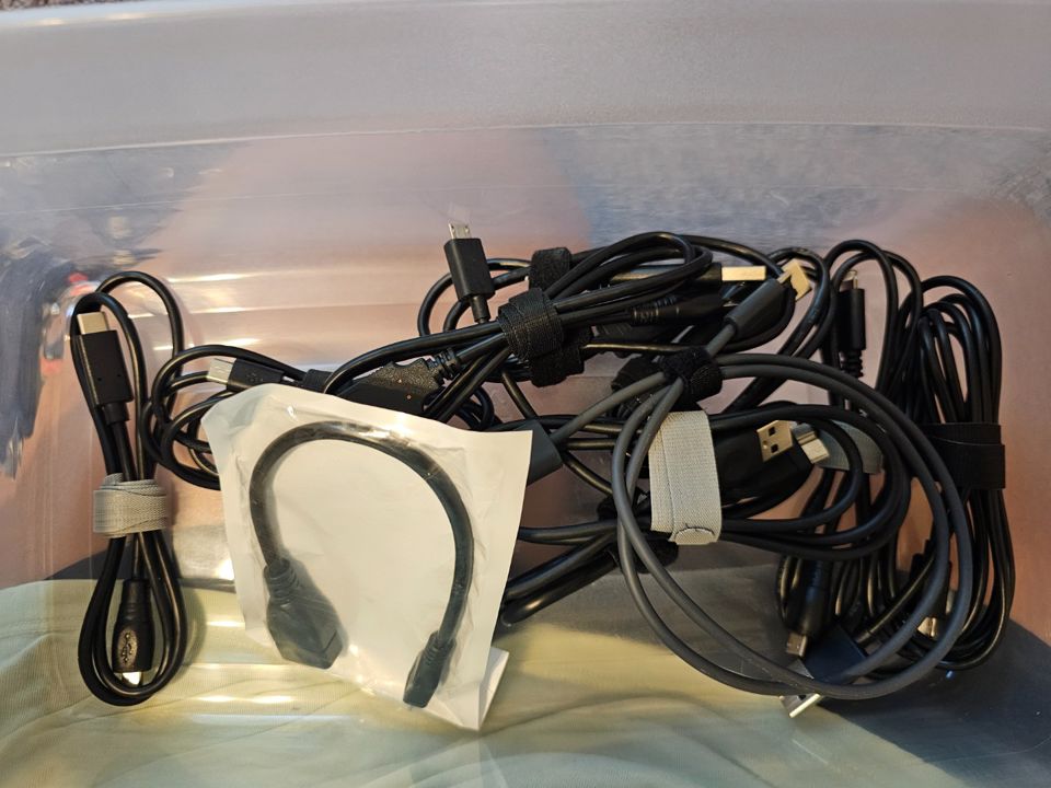 UBR 147: Miscellaneous Cords bidding ends 8/14 $3.00 | EstateSales.NET