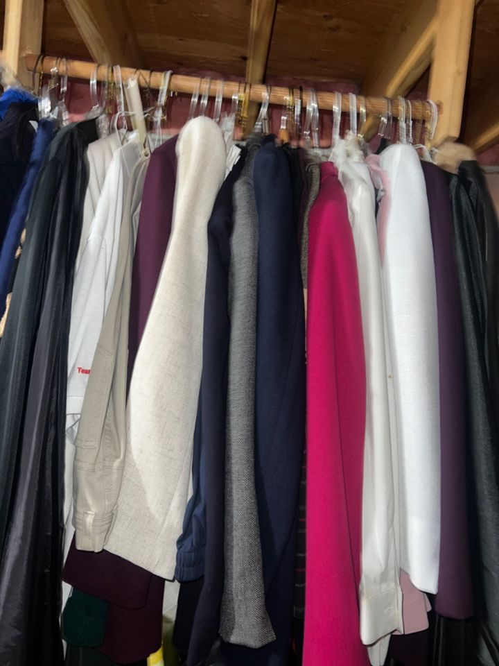 BT 1912: Women’s Clothing bidding ends 6/12 $12.00 | EstateSales.NET